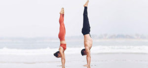 Стойка на руках: техника выполнения у стены, польза и вред упражнения